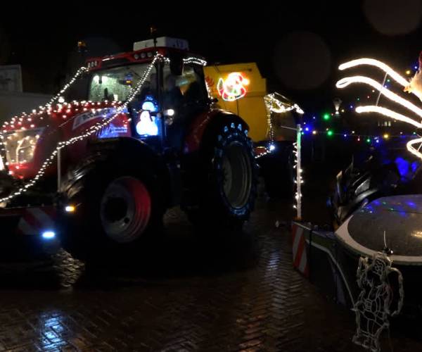 Bezoekers trotseren regen voor verlichte trekkertocht (video) | Omroep Meierij